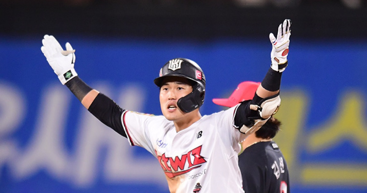 '쐐기 3타점' KT 배정대, WC 1차전 데일리 MVP로 선정