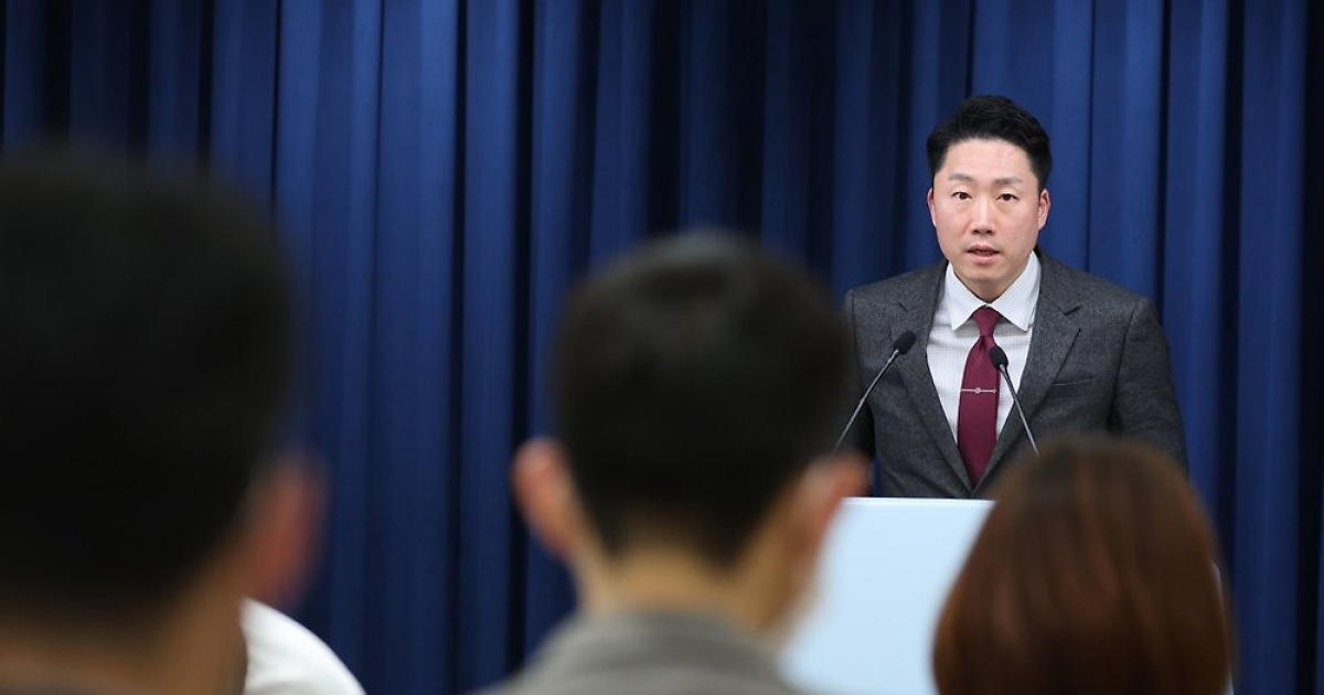 브리핑하는 이재명 대통령실 부대변인