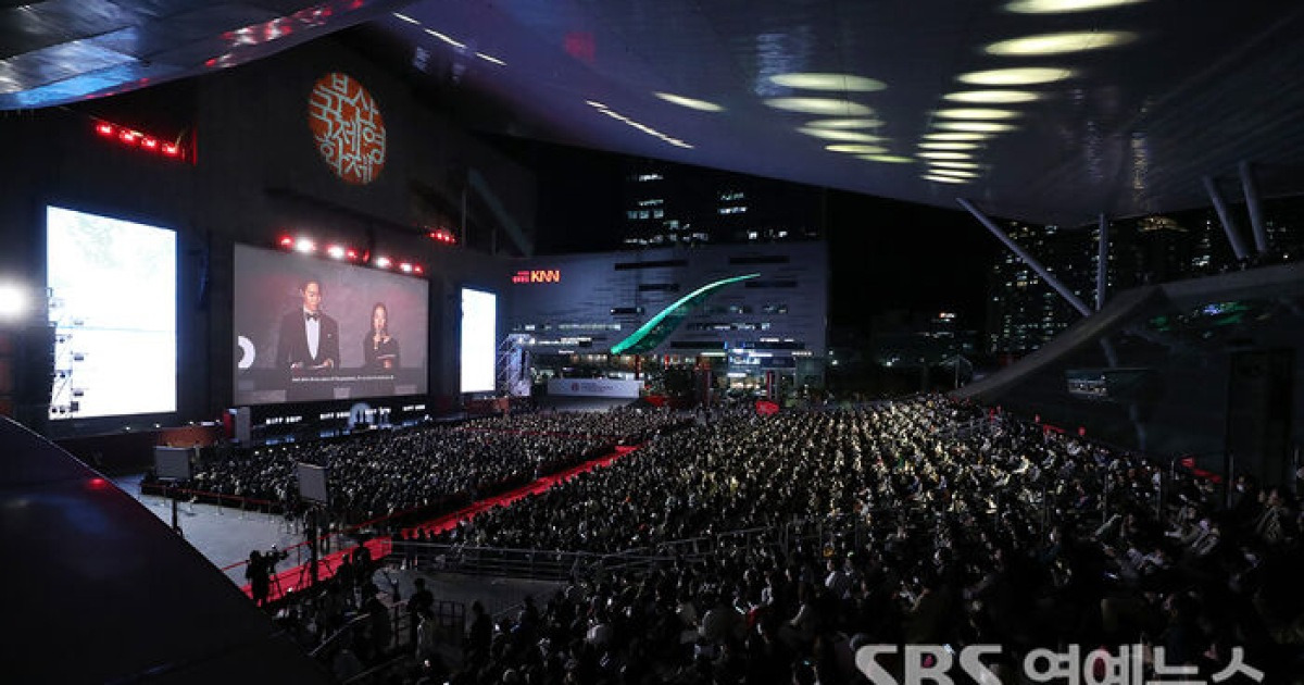 정상 개최된 BIFF, 10일간 16만 명 동원..관객과 함께 호흡했다