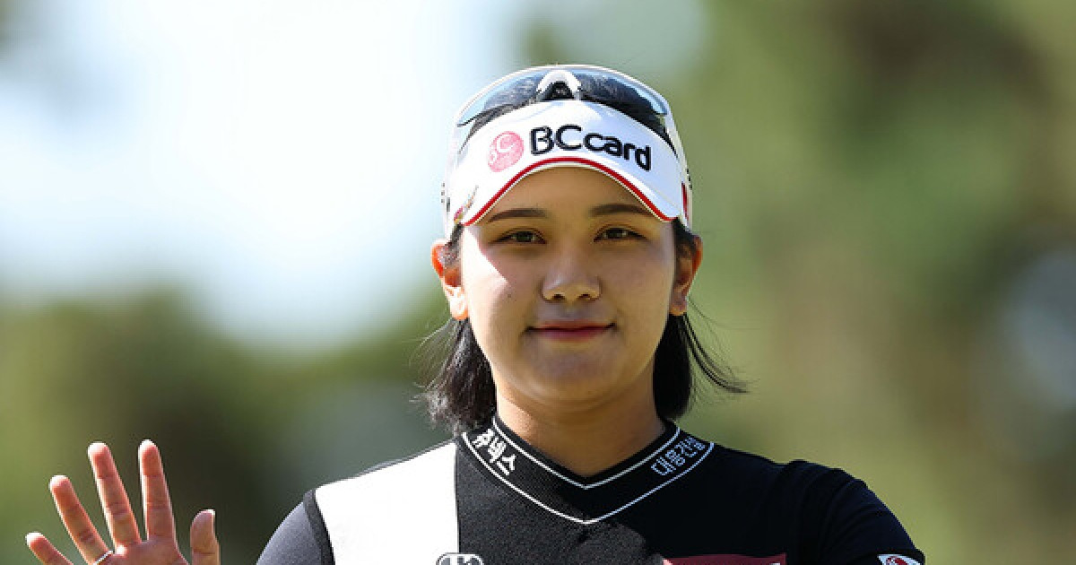 2년차 김희지, '샷 이글 2개' 앞세워 생전 처음 1R 선두 [KLPGA]