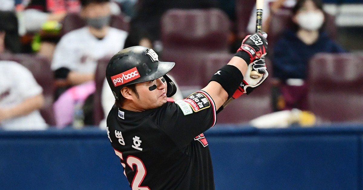 박병호 드디어 터졌다. KT 유니폼입고 첫 PS홈런 작렬[준PO1]