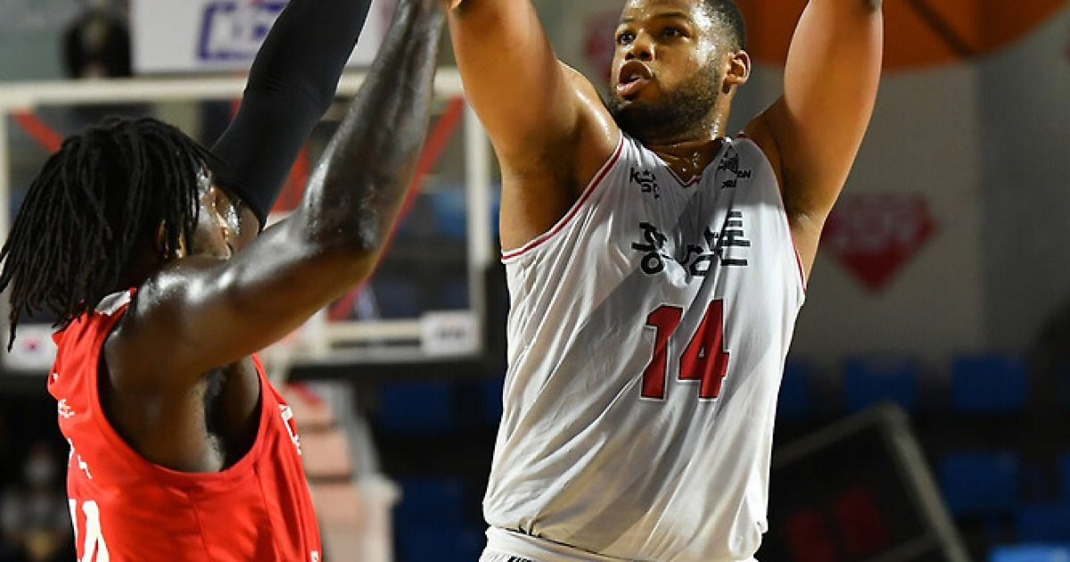 [BK 리뷰] '스펠맨-오세근 활약' KGC인삼공사, SK 꺾고 지난 시즌 챔프전 패배 설욕