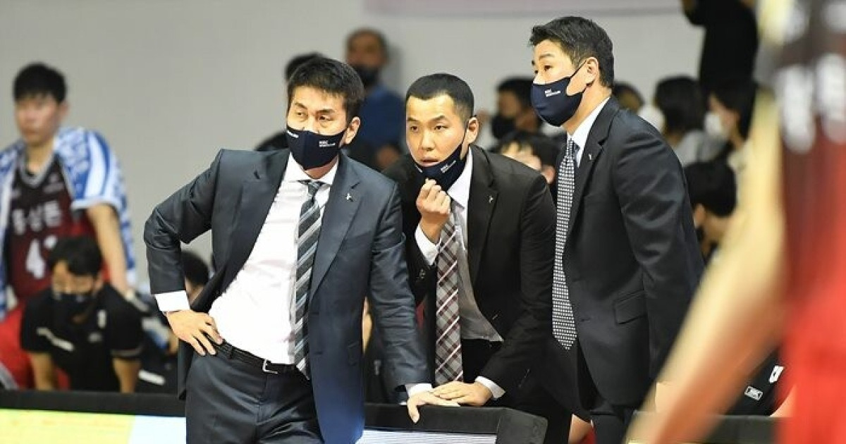 [JB포토] 작전 구상하는 KGC 코치진