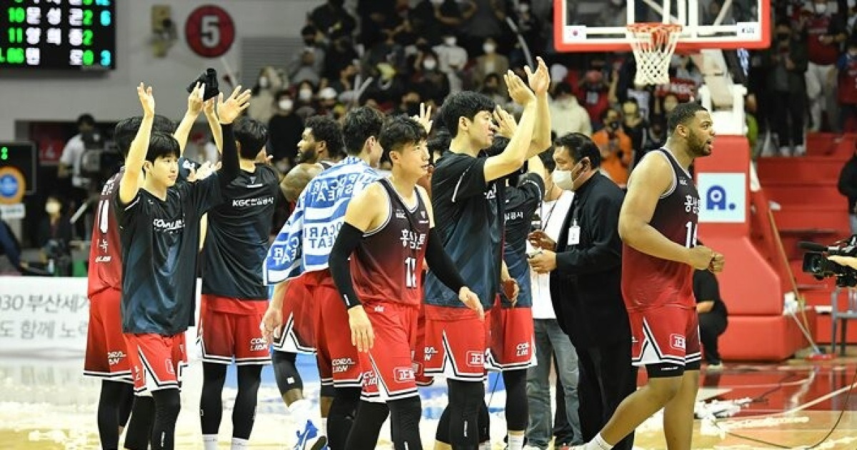 [JB포토] KGC, 홈개막전 73-62로 캐롯에 승리