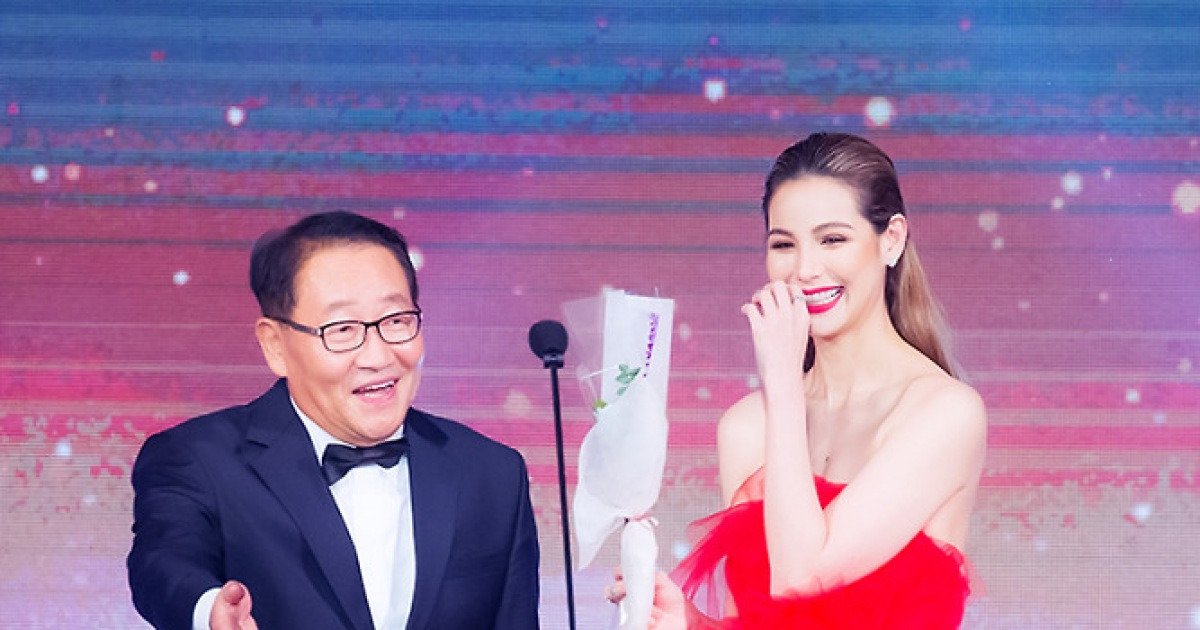 [bnt포토] '환하게 웃는 코탑미디어 대표 고대화-모델스타상 Yundenbat Baljidmaa'(아시아모델어워즈)