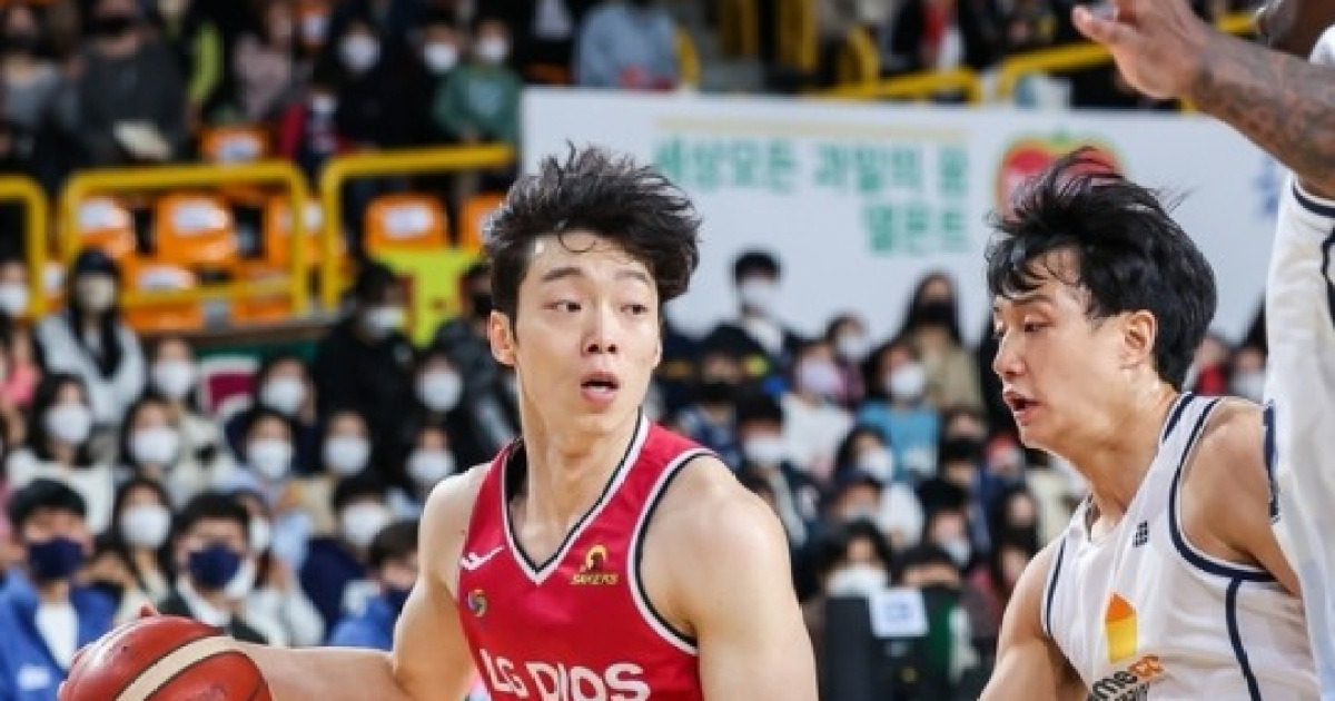 '이재도 18점' LG, KCC에 17점 차 완승..조상현 감독 첫 승