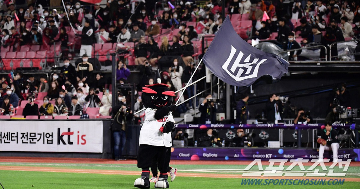 [포토] 준PO 3차전 시구하는 KT 위즈 마스코트 빅(vic)