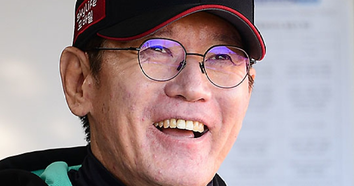 이강철 감독 'PO 3차전, 예감이 좋아요' [MK포토]