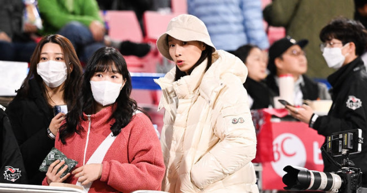 황재균 초대 받은 '배구 여제' 김연경, 야구장 방문해 KT 응원 [준PO3]