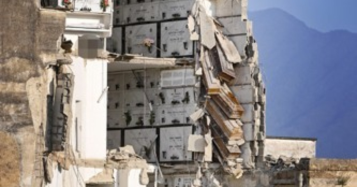 ITALY CURIOSITIES NAPLES CEMETERY COLLAPSE