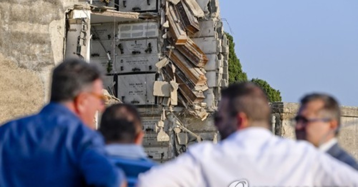 ITALY CURIOSITIES NAPLES CEMETERY COLLAPSE