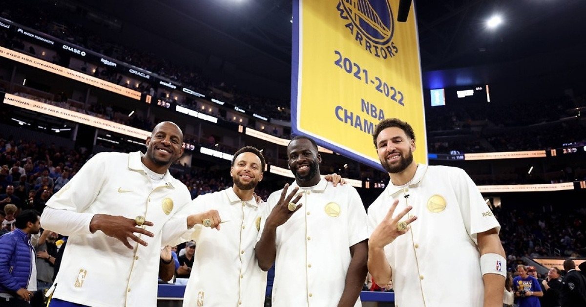 '커리 33점' 디펜딩 챔프 GSW, NBA 개막 첫날 레이커스 제압
