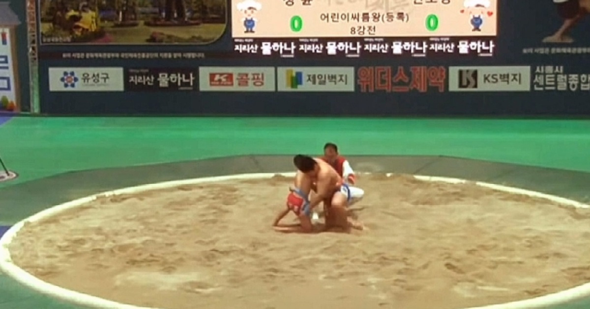 107kg 넘겨버린 46kg..어린이 씨름판 '다윗의 기적'