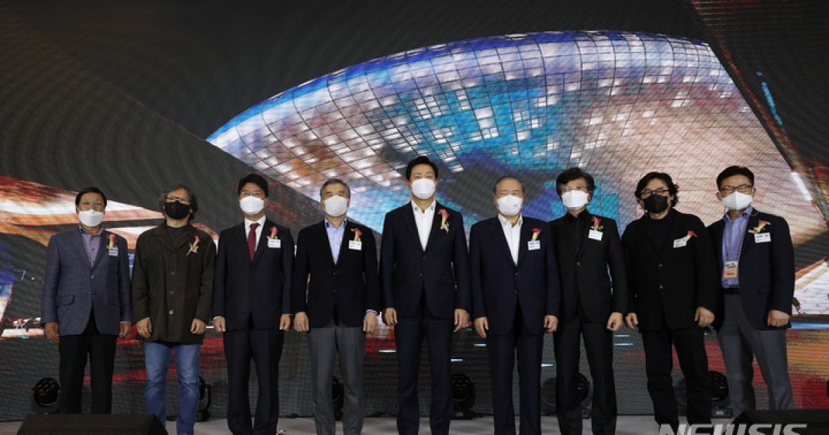 서울디자인 2022 개막 기념촬영하는 오세훈 시장