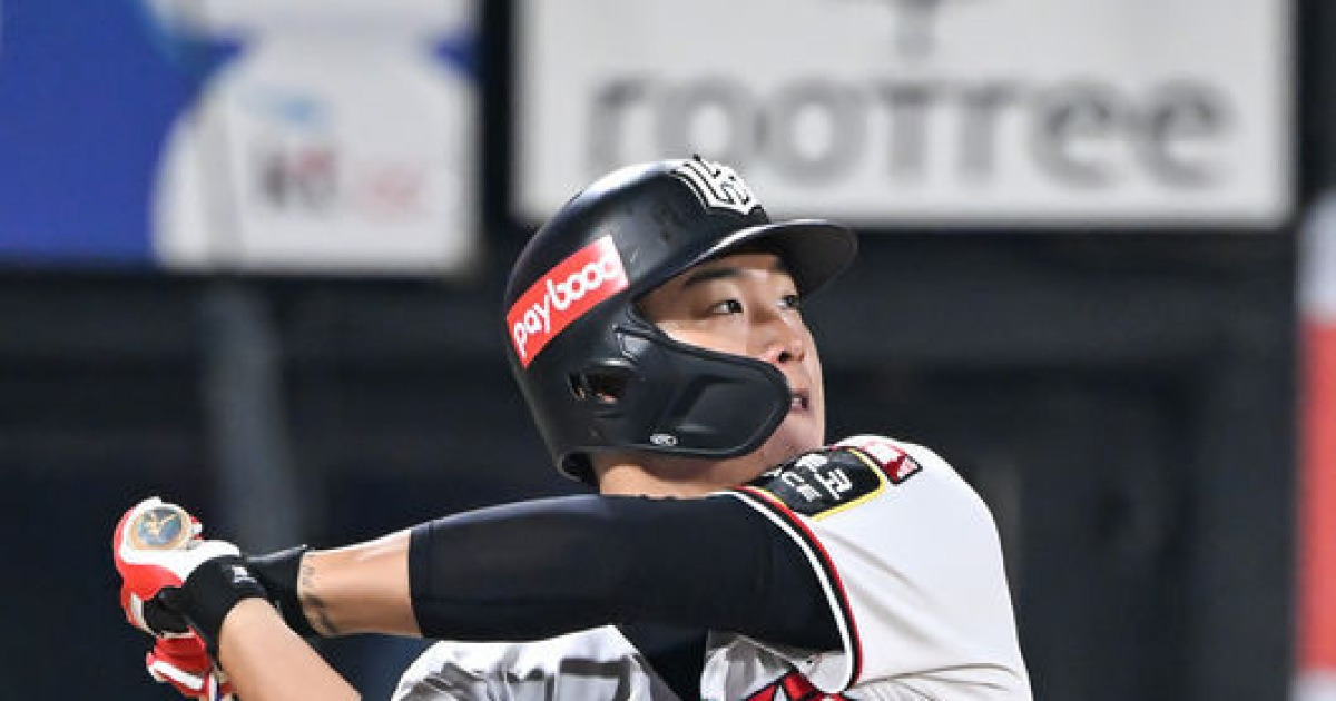 '5차전 간다' KT 강백호, 한현희 상대 PS 첫 홈런 폭발..1-2 턱밑 추격 [준PO4]