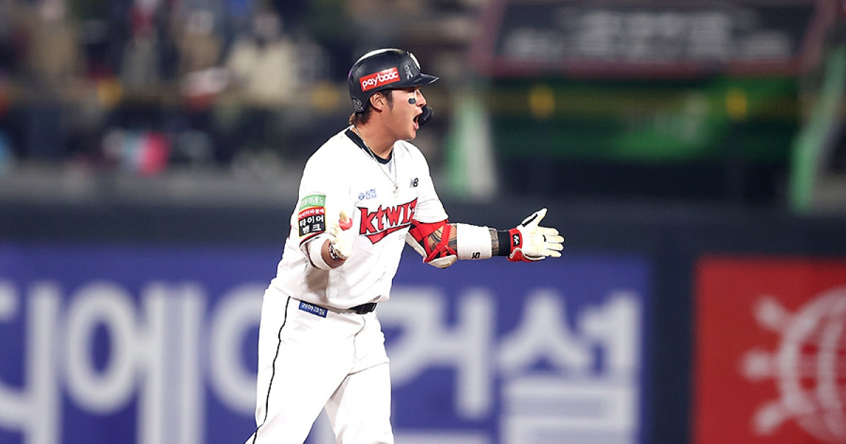 [준PO4 게임노트] '호호' 활짝 웃고 젊은 마법사 역투.. kt, 키움에 역전승 '준PO 5차전행'