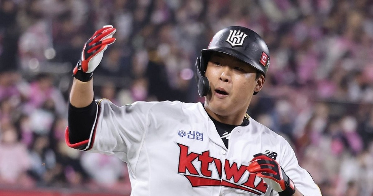 '130m 날려 보냈다'..홈런에 3안타로 포효한 kt 강백호