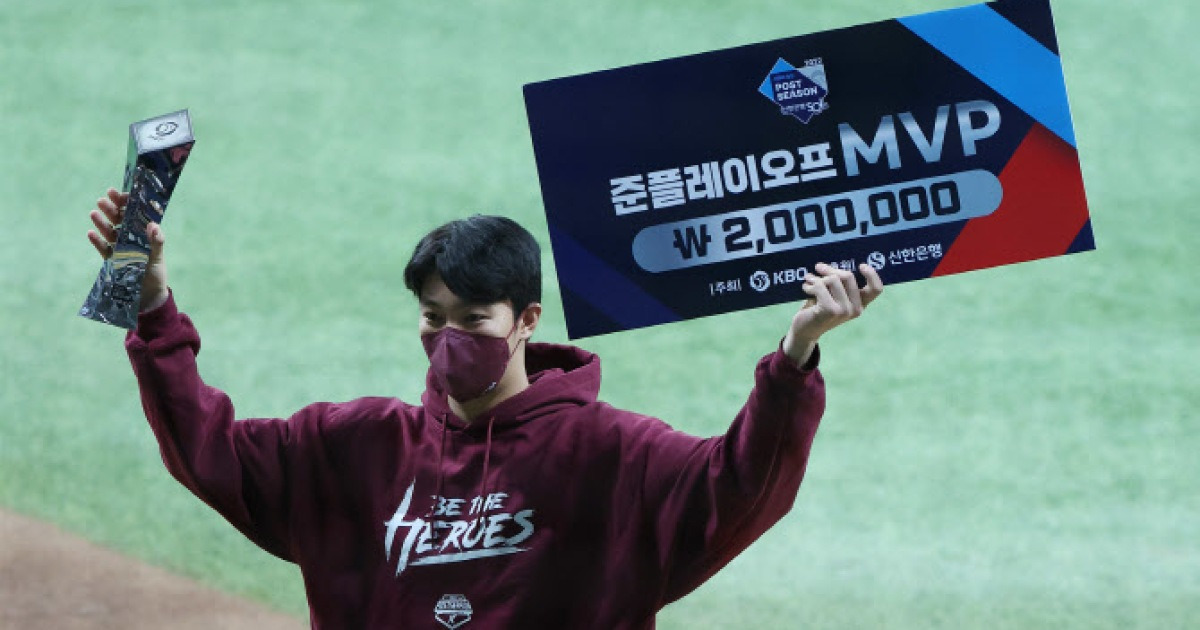 '준PO MVP' 안우진 "PO에서도 이런 상 받고 싶다"