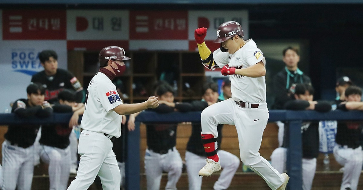 [준PO5] '송성문 역전포' 키움, KT 꺾고 PO 진출..LG와 24일부터 격돌