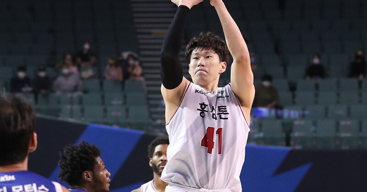 [BK 리뷰] '오세근 골밑 점령' KGC인삼공사, 삼성 잡고 개막 4연승 질주