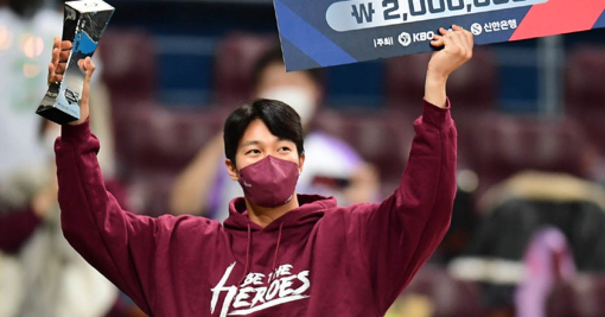 안우진 '준PO MVP 트로피 번쩍' [MK포토]