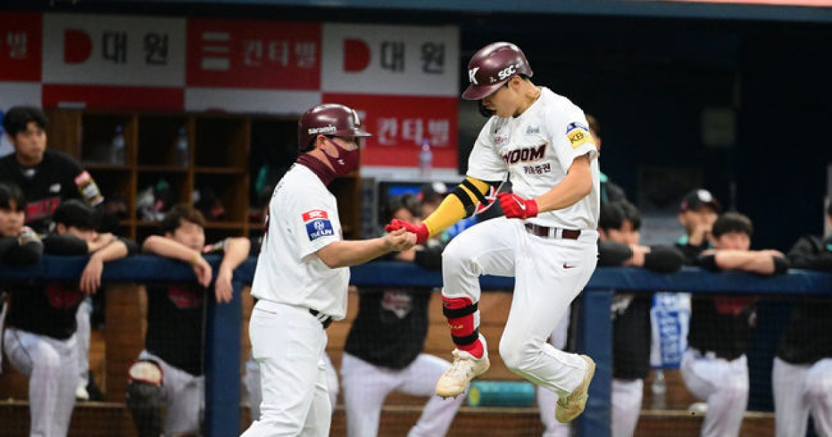 PO행 이끈 '해결사' 송성문, KT 벤자민 무너뜨리고 '데일리 MVP' [준PO5]