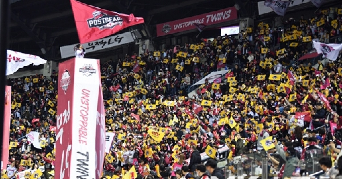 홈 응원석이 아닌 3루 원정석에서도 들렸다…"사랑한다 LG, 서울의 LG" [PO1]