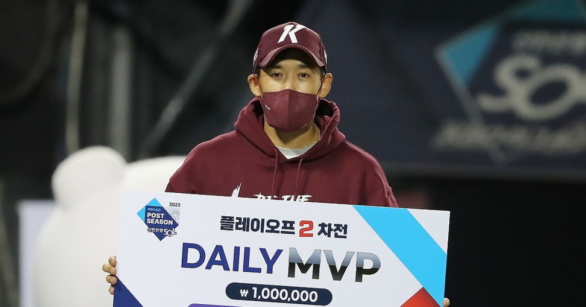 [PO2] 데일리 MVP 이용규 "후배들 보기에 떳떳한 선배가 돼 기뻐"