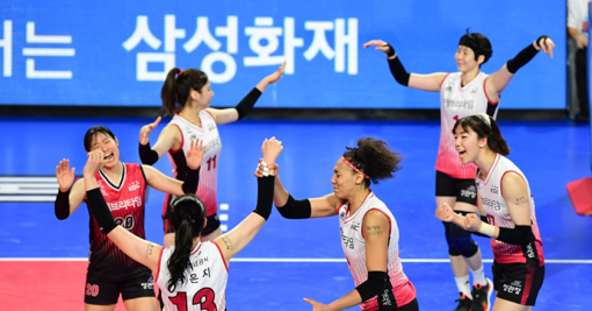 KGC 인삼공사 '시즌 첫 승에 환호' [MK포토]