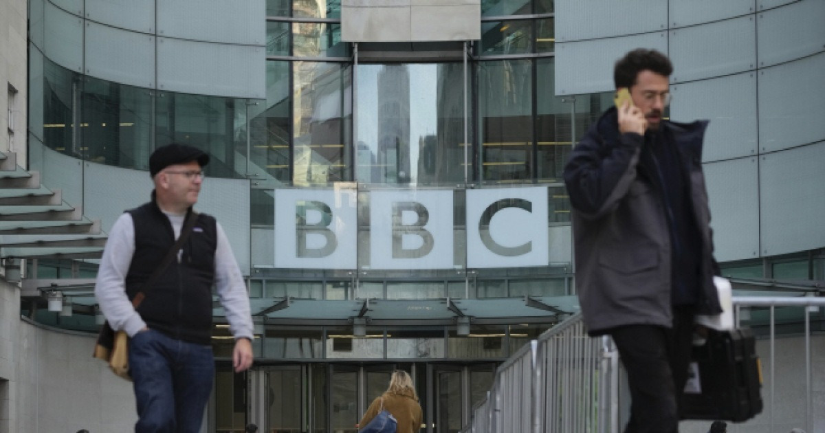 위기의 공영방송… 수술대 오르는 BBC, 수신료 삭감하는 NHK