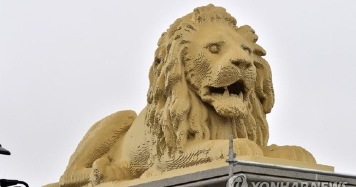 HUNGARY ARCHITECTURE LEGO LION STATUTE