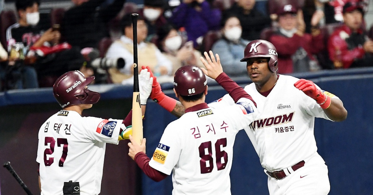 'SSG 나와라!' 키움, 3년 만에 KS 진출…LG, 20년 연속 KS 좌절 [PO4 리뷰]