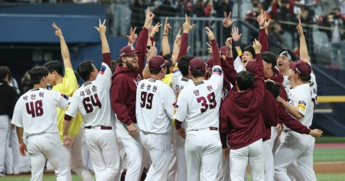 키움, LG 4대 1로 꺾고 3년 만에 KS 진출...이정후 'MVP'(종합)