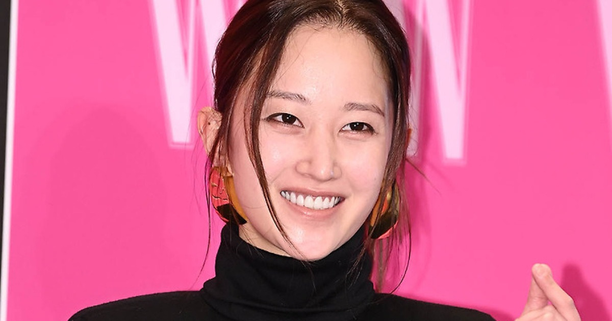 전종서 수줍은 손하트[엑s Hd포토]