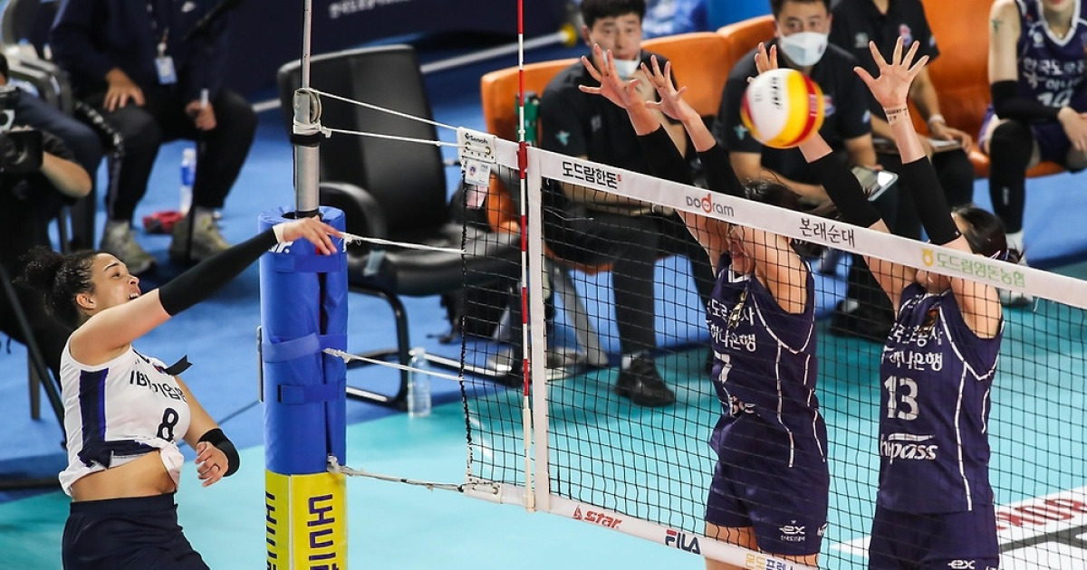 IBK 대체선수 산타나, 팀에 시즌 첫승 선물…KB 니콜라는 49점(종합)