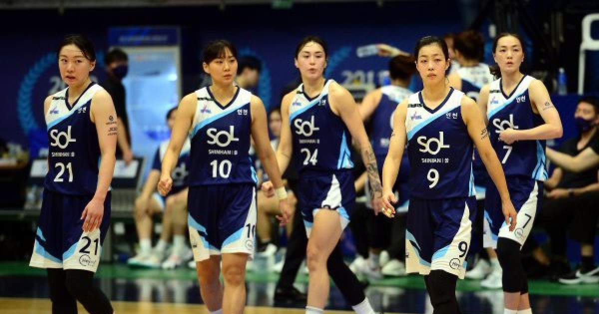 스포츠계도 ‘이태원 참사’ 추모 물결…FA컵 결승 묵념, 여자프로농구 개막전 검은 리본, 손흥민 애도 메시지