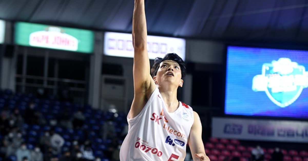 '김선형 더블-더블' SK, KCC 꺾고 3연패 탈출