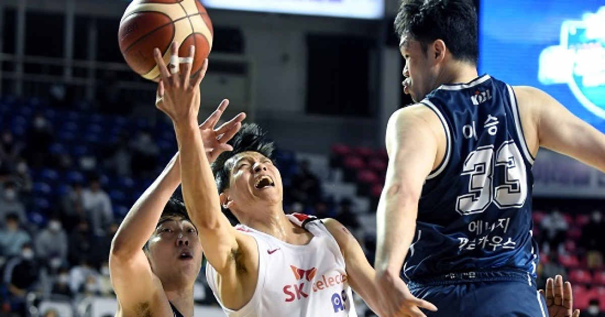 '김선형 더블더블' SK, KCC 제물로 3연패 탈출+공동 7위 도약