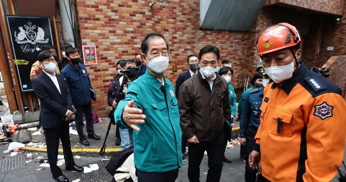 이태원 압사 사고현장 방문한 한덕수 총리