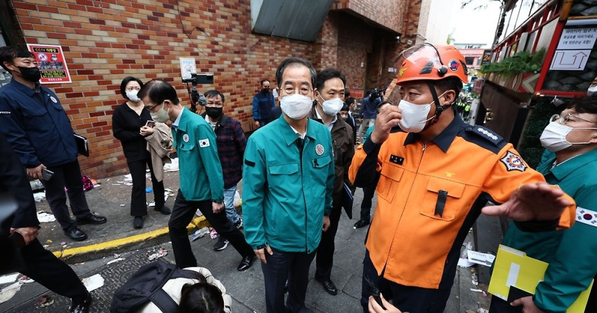 이태원 압사 사고 현장 둘러보는 한덕수 총리