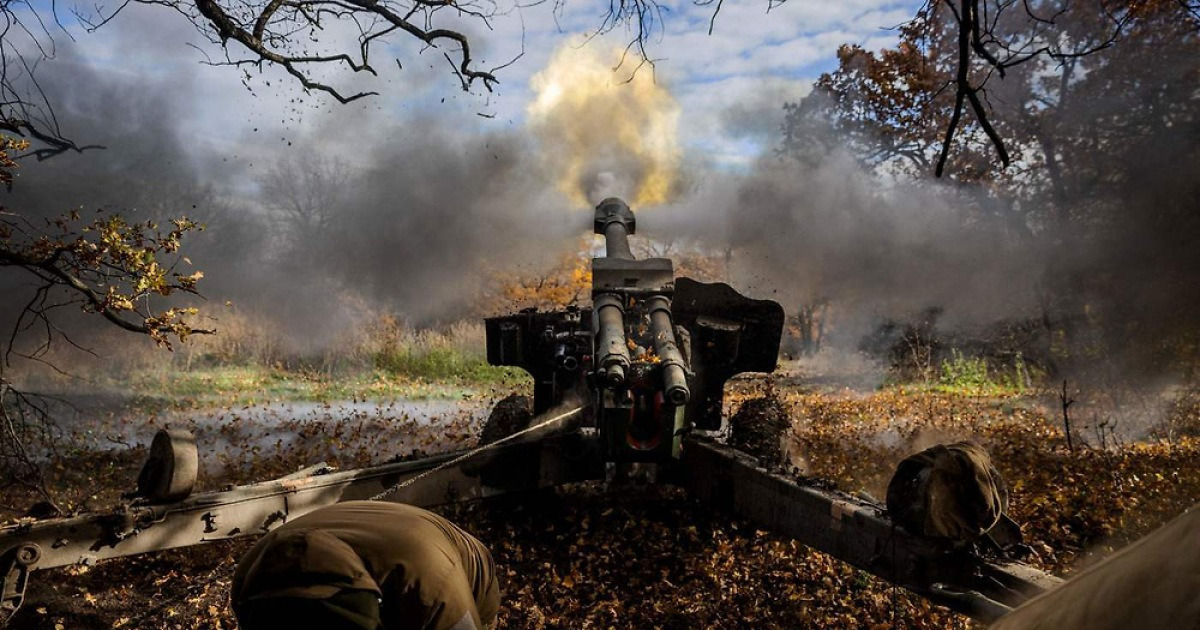152 mm 곡사포 발사하는 바크무트의 우크라 군