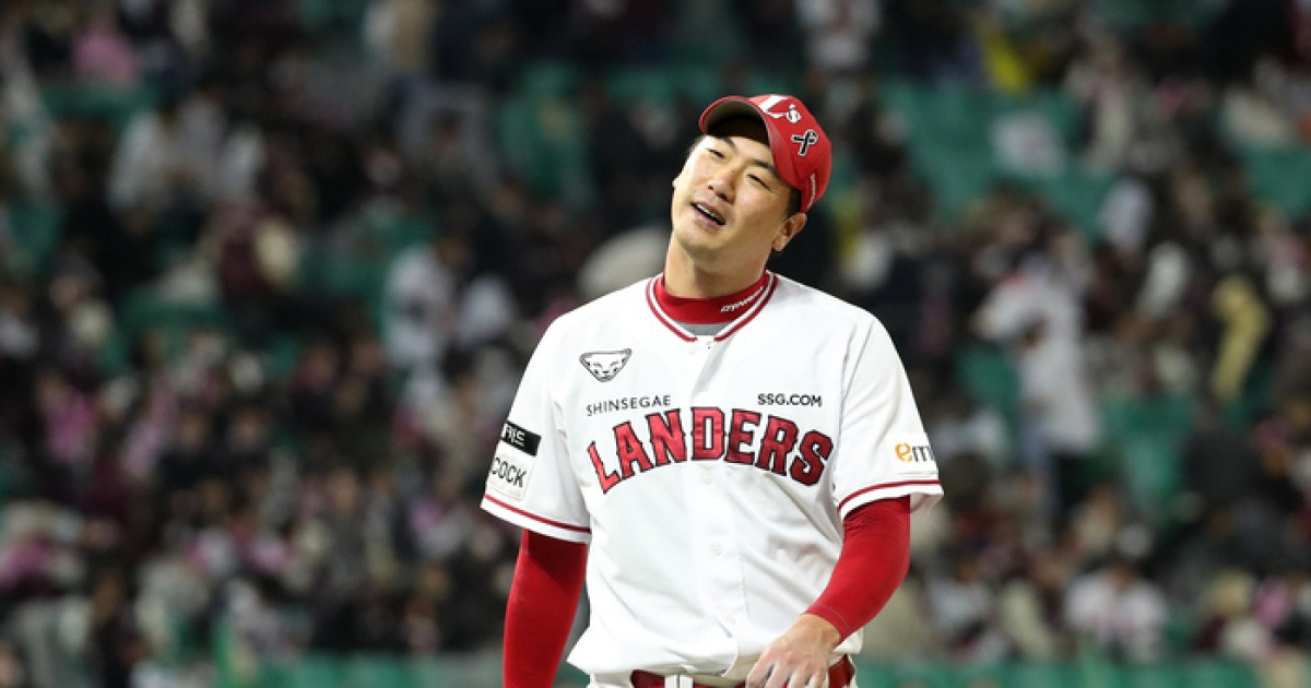 흔들린 수비···SSG 김광현, 5.2이닝 4실점[KS1]