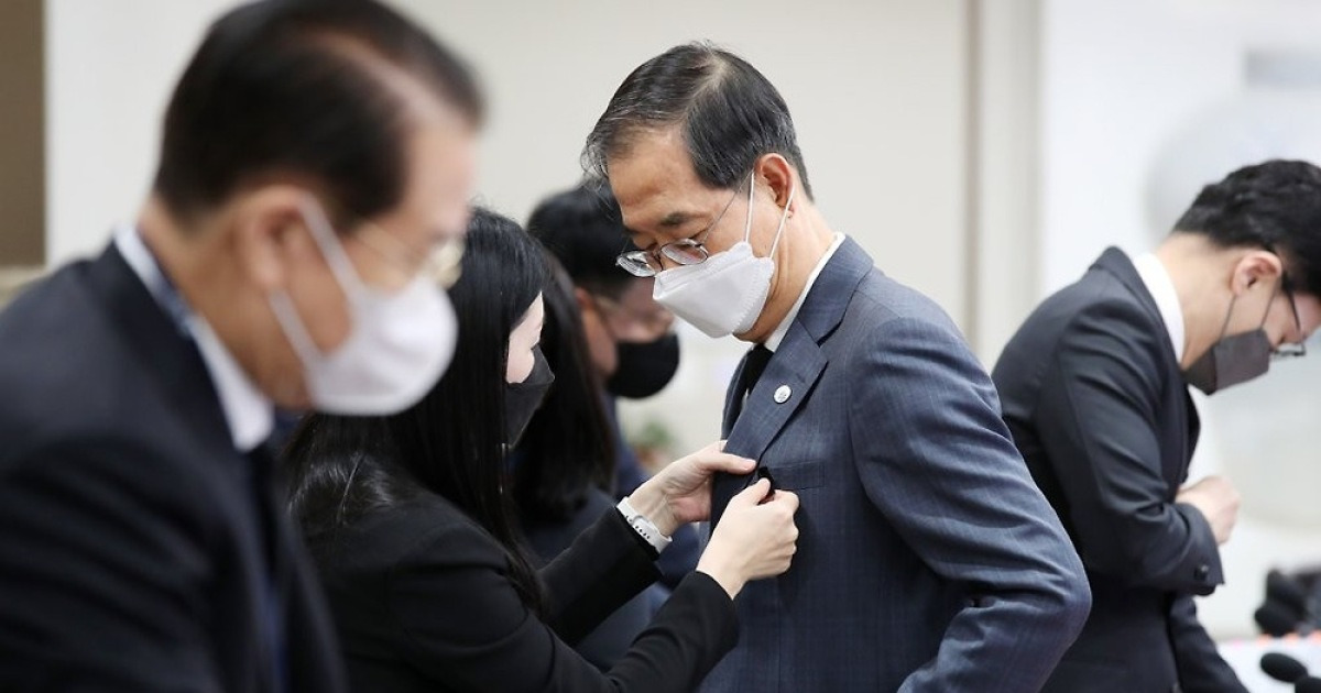 근조 리본 바꿔 착용하는 한덕수 국무총리