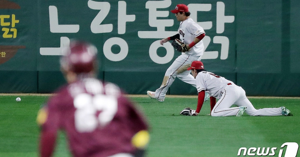 [KS] SSG, 충격의 패배…구멍 뚫린 수비 탓에 '가시밭길'