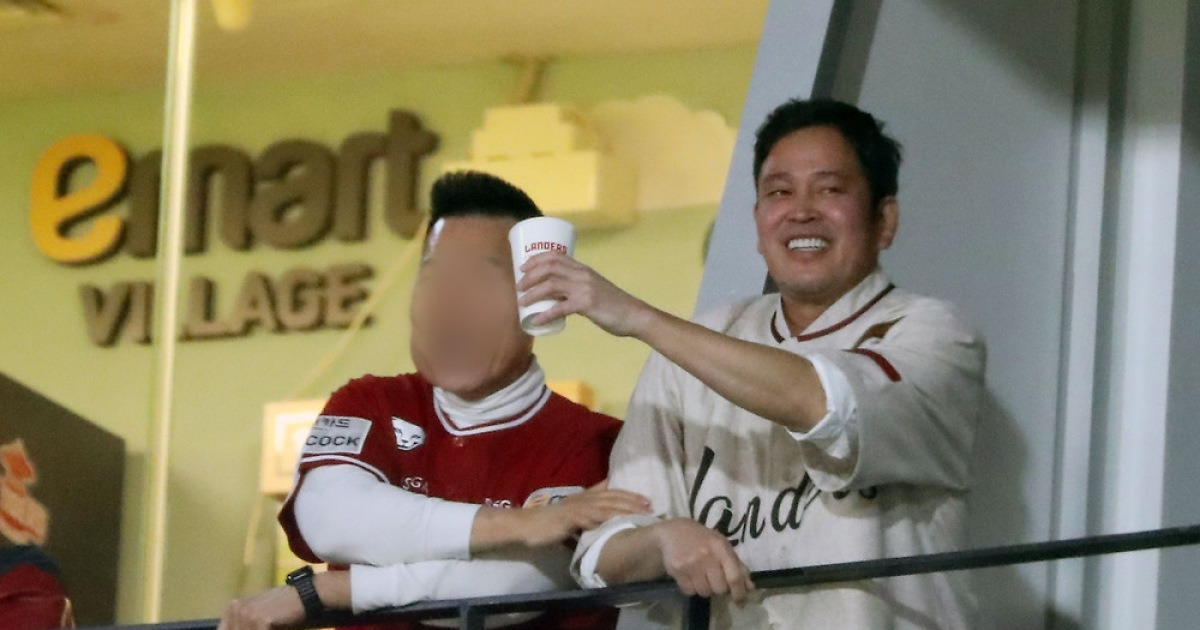 SSG 랜더스, KS 2차전서 키움 히어로즈에 6대1 승리… 정용진 ‘활짝’