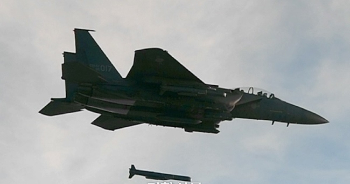 군, 5년만에 ‘슬램-ER’ 발사···F-15K에서 NLL 이북으로