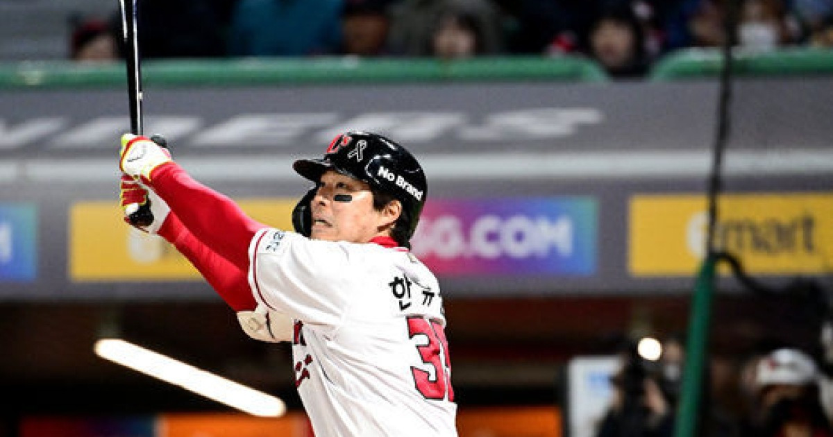 솔로포 뽑아내는 SSG 한유섬, 'KS 2차전 승리에 한 걸음 더' [사진]