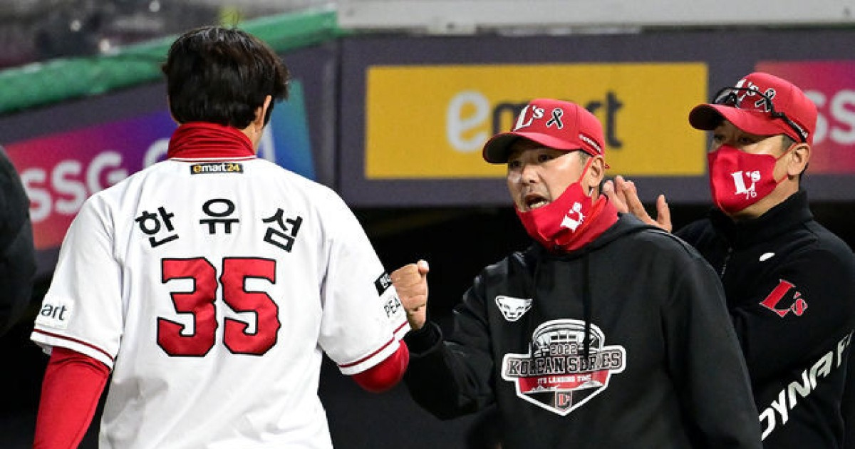 KS 2차전 잡은 SSG 김원형 감독과 주장 한유섬, '이제부터 시작이야' [사진]