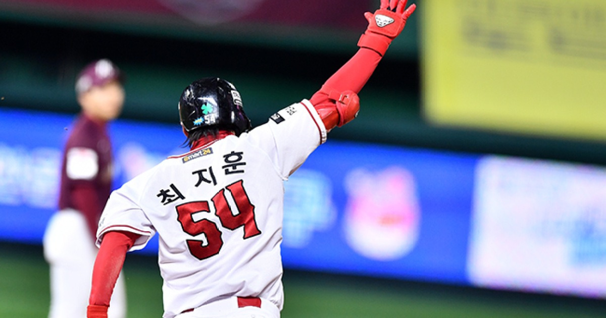 '아쉬운 수비→쐐기 2점포' 최지훈, SSG KS 첫 승 이끌다 [ST스페셜]