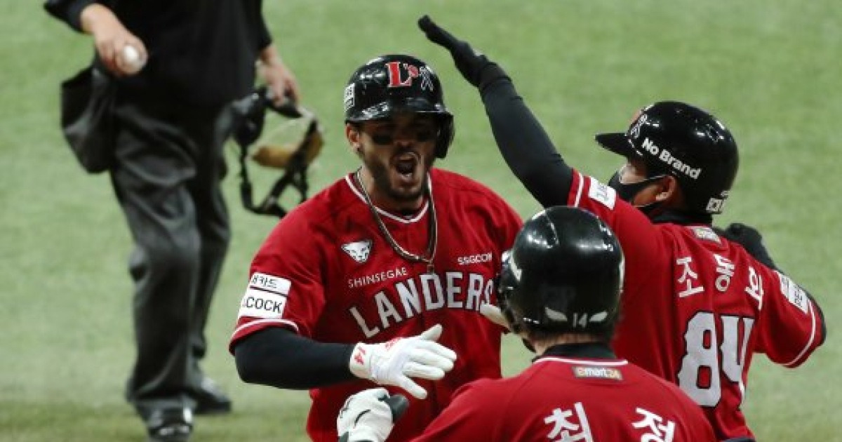 한국시리즈 3차전, SSG 8대2로 승리(1보)